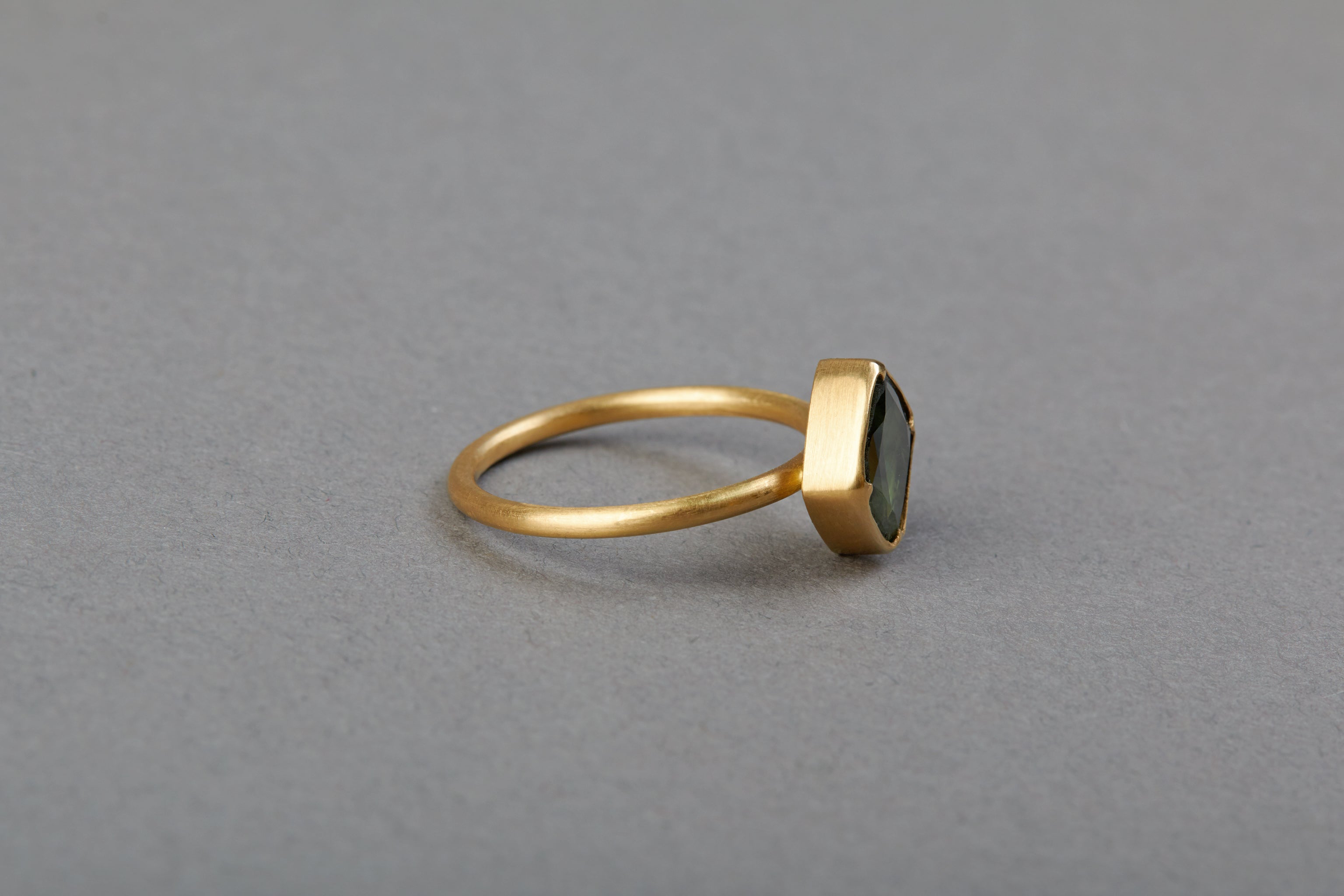 Green Sapphire Square Ring: Four Scallop Setting – E.R. Butler & Co.